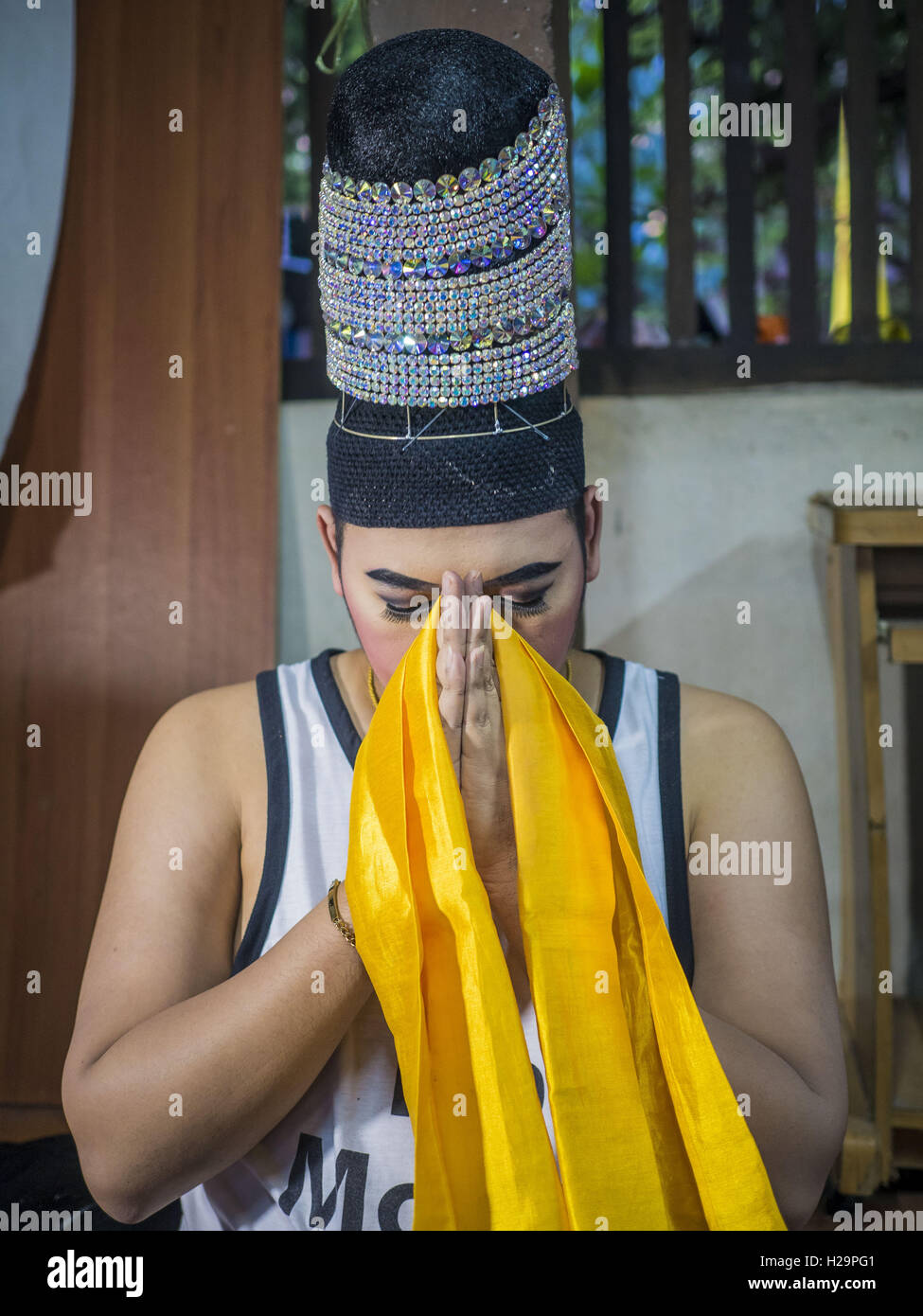 Bangkok, Bangkok, Thailand. 25th Sep, 2016. A Likay performer prays ...