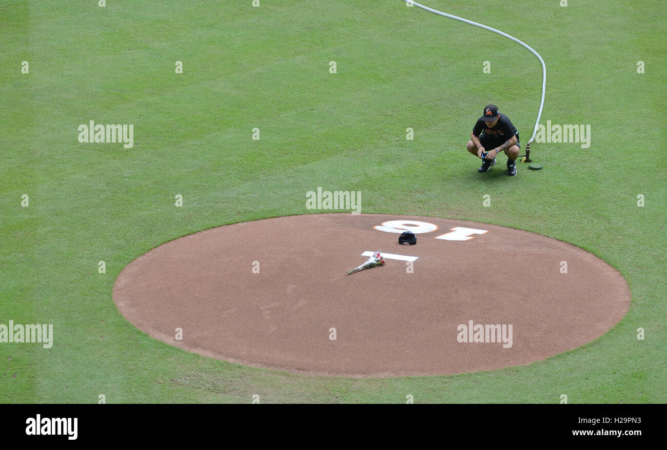 Miami, FL, USA. 25th Sep, 2016. A Miami employee looks at the pitcherÃ ...