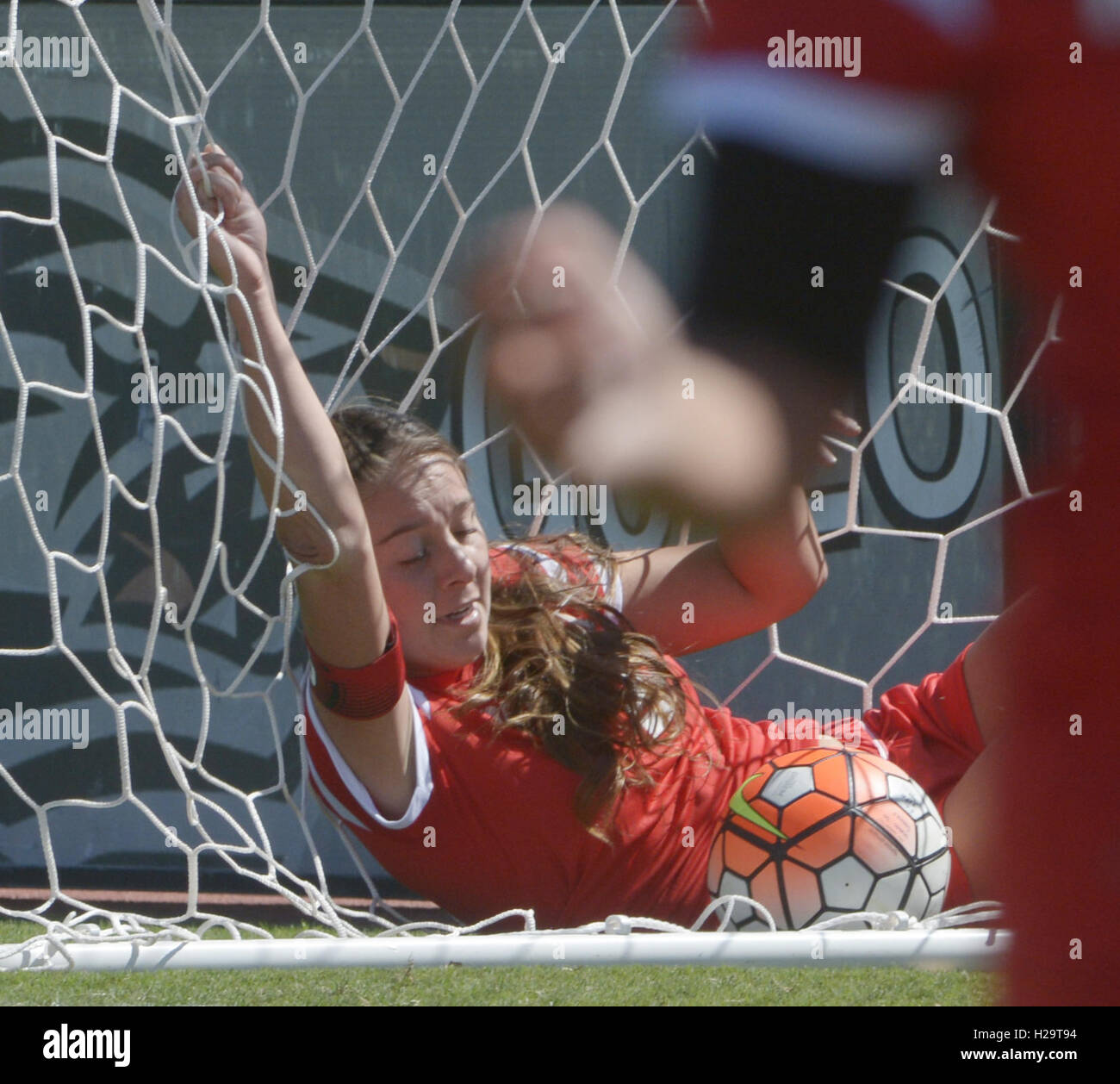 Usa. 25th Sep, 2016. SPORTS -- UNM's Emily Chavez is tangled in the net ...