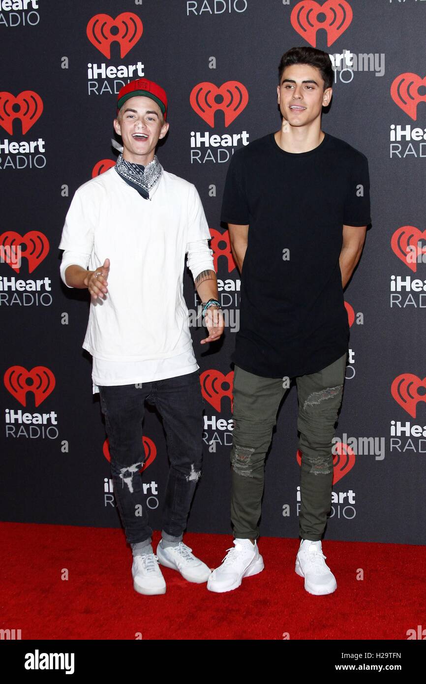 Jack Gilinsky Ve Jack Johnson Sigara Içiyor