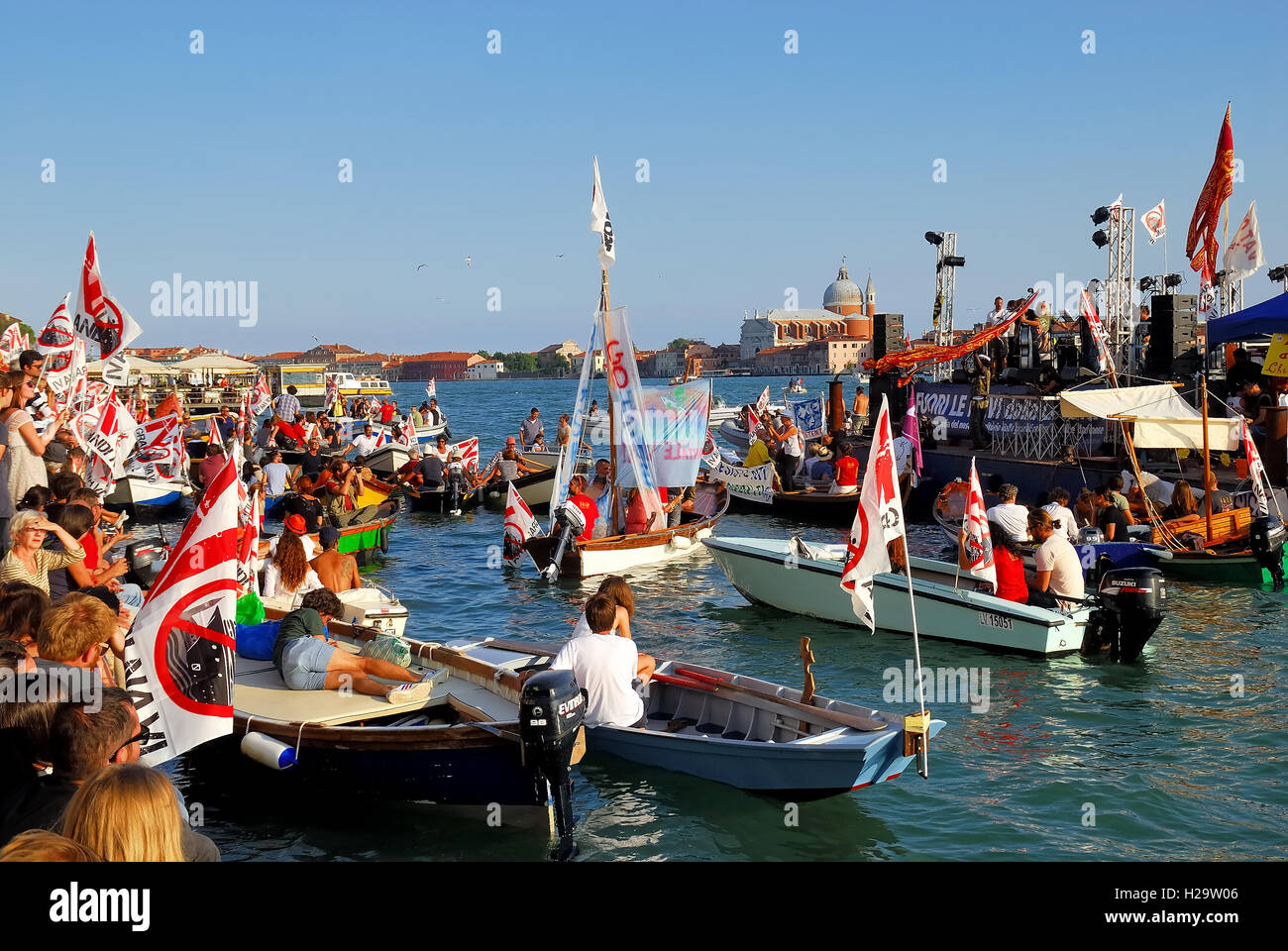 Hundred boats hi-res stock photography and images - Alamy