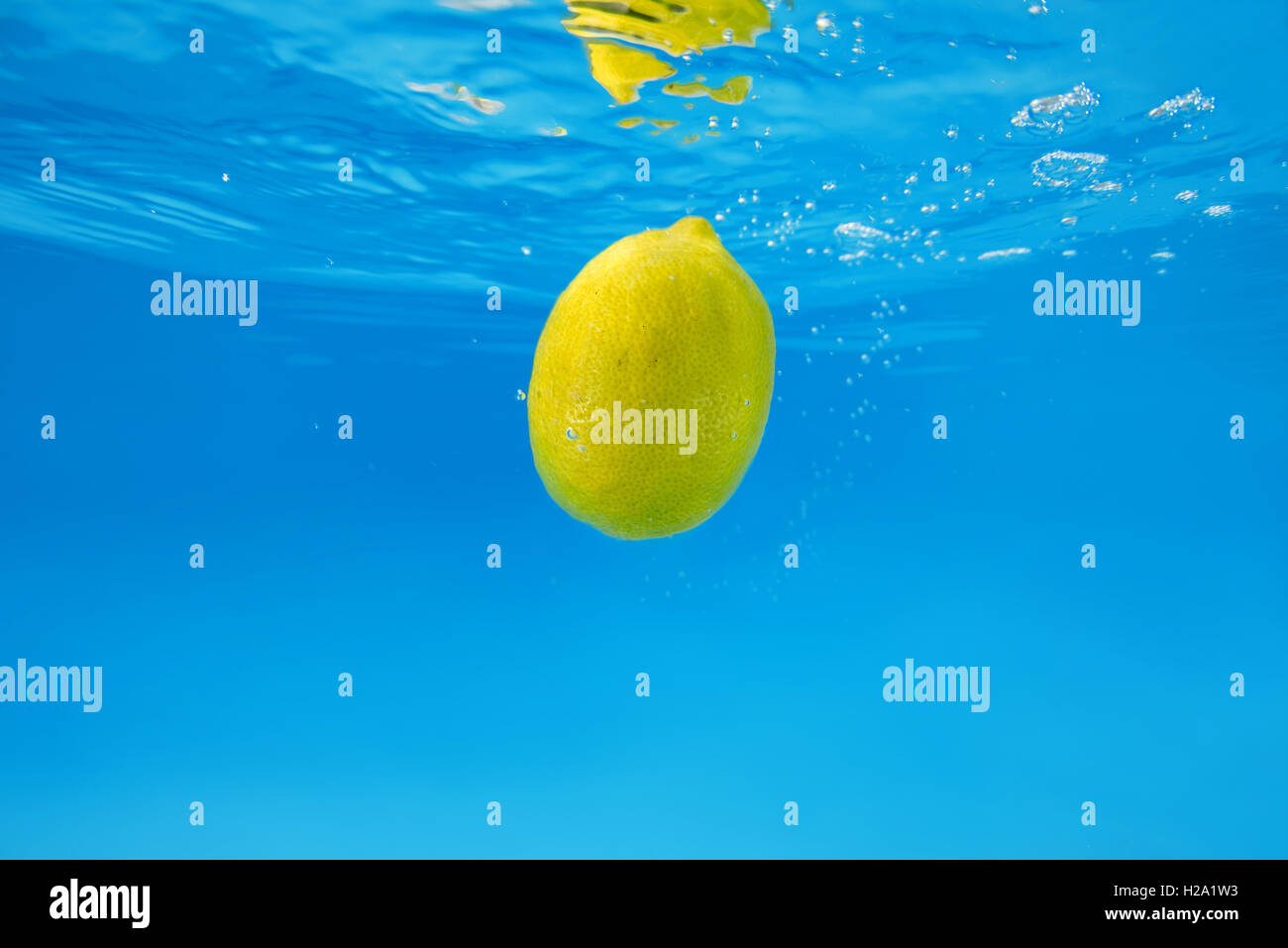 Odessa, Ukraine. 18th Sep, 2016. Lemon splashing in blue water © Andrey ...