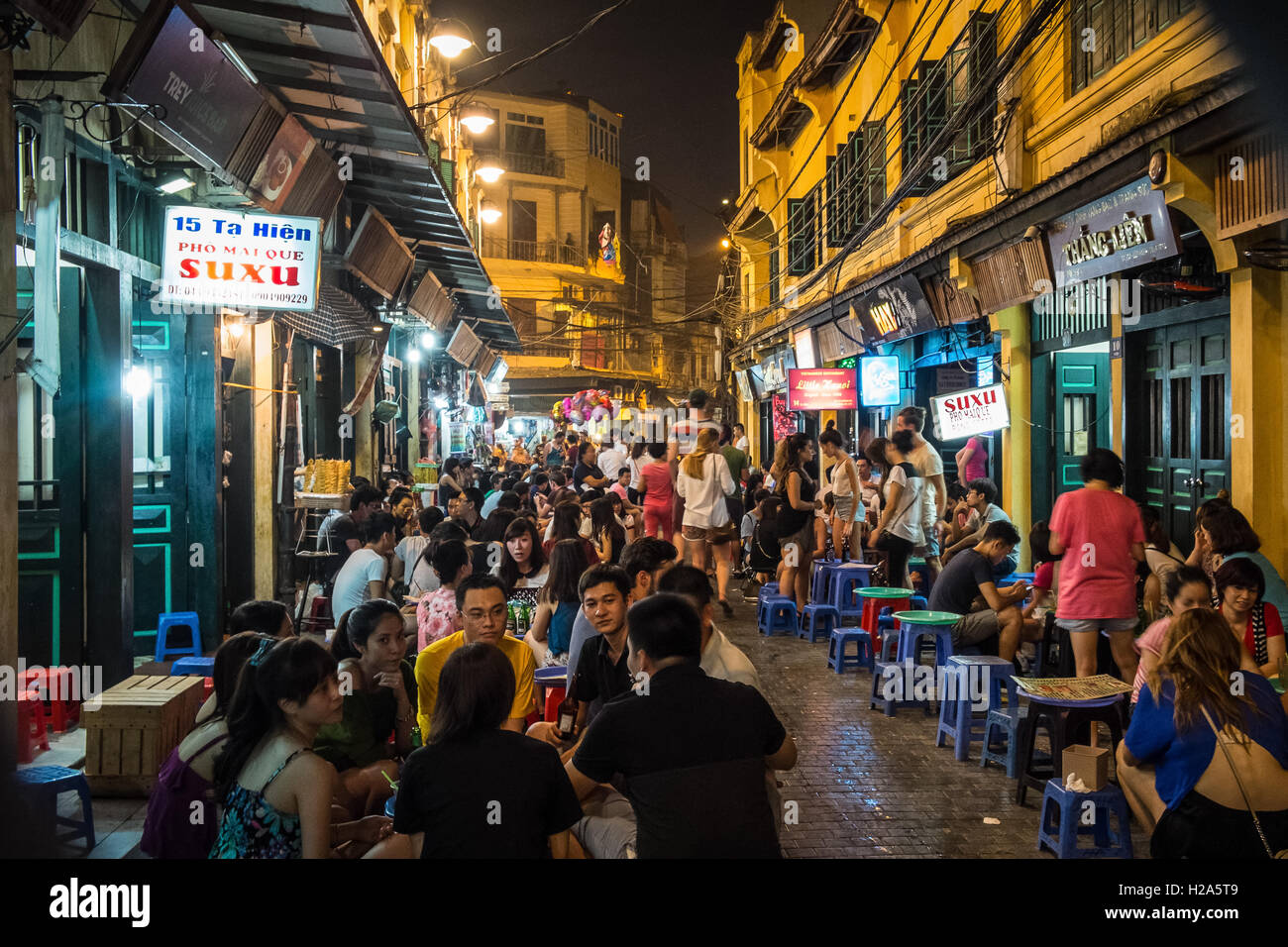 Nightlife hanoi hi-res stock photography and images - Alamy