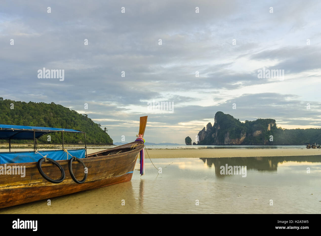 Machine longtail boat sea hi-res stock photography and images - Alamy