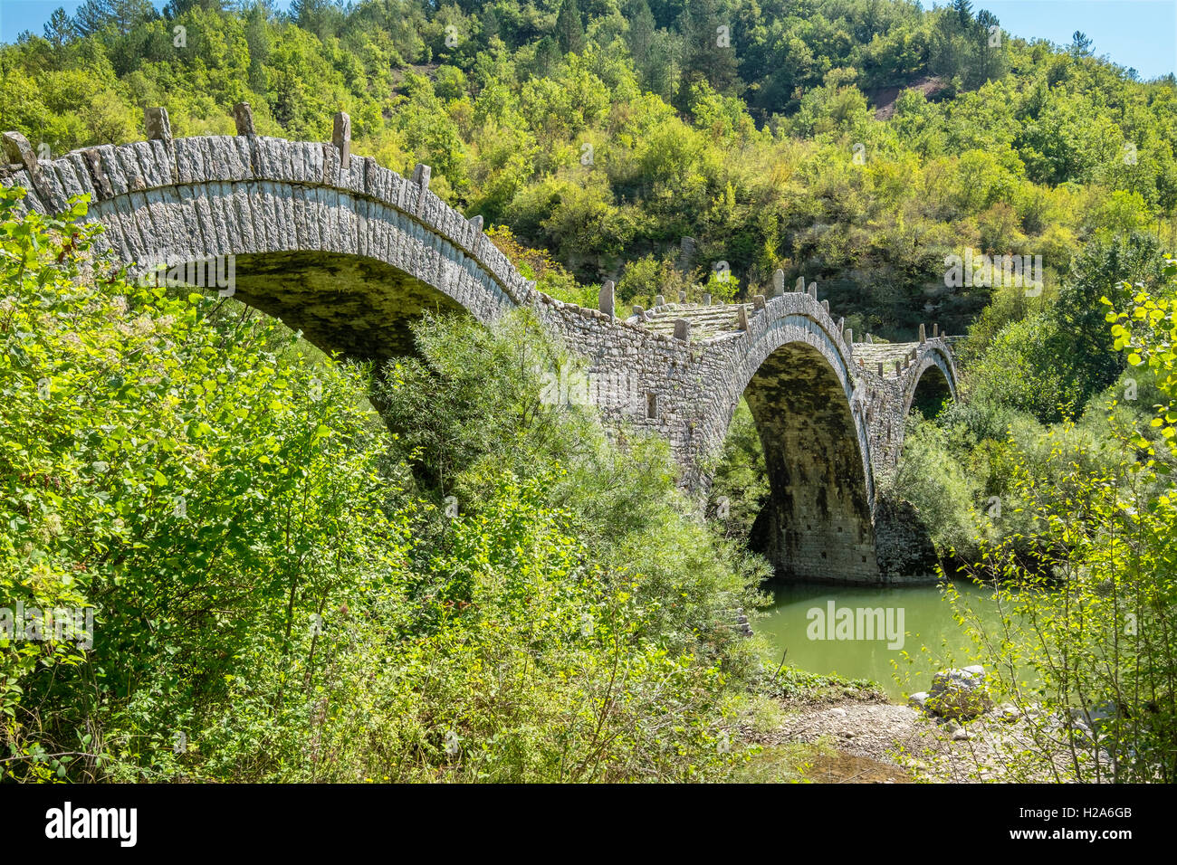 Kalogeriko stone bridge. Central Zagori, Greece Stock Photo - Alamy