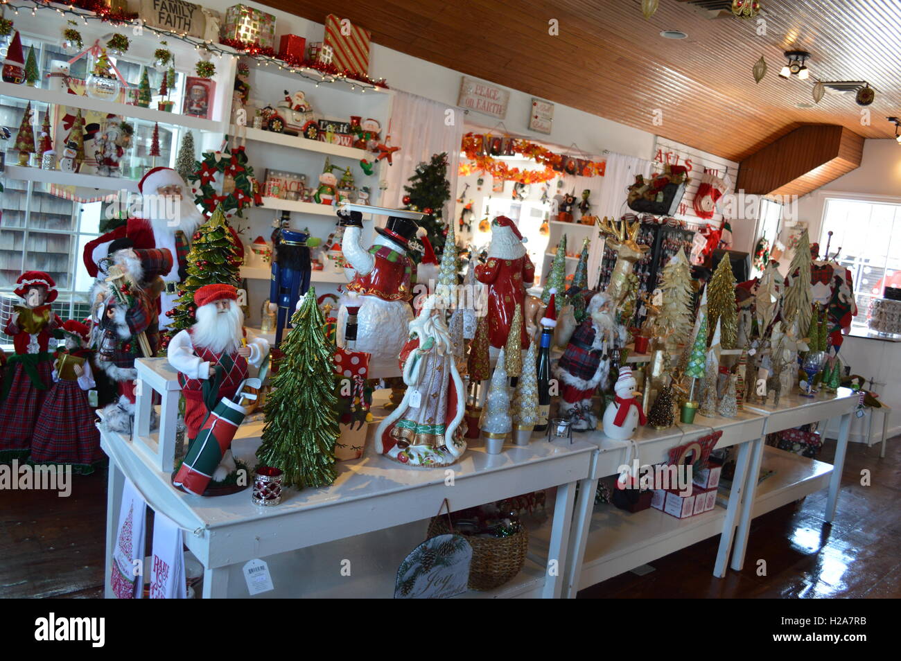 Quaint christmas shop Stock Photo - Alamy