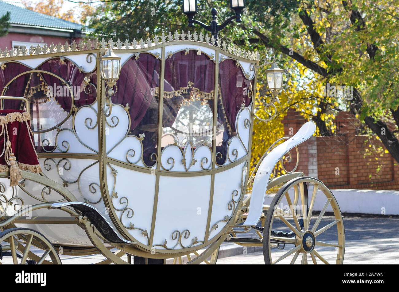 Wedding carriage to transport the bride and groom Stock Photo - Alamy