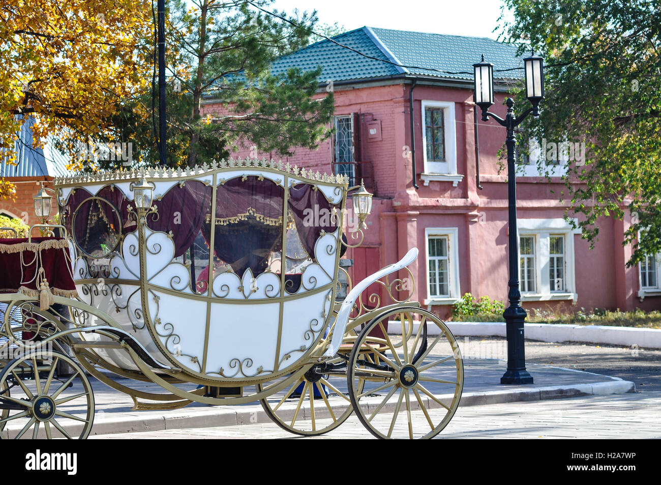 Wedding carriage to transport the bride and groom Stock Photo - Alamy