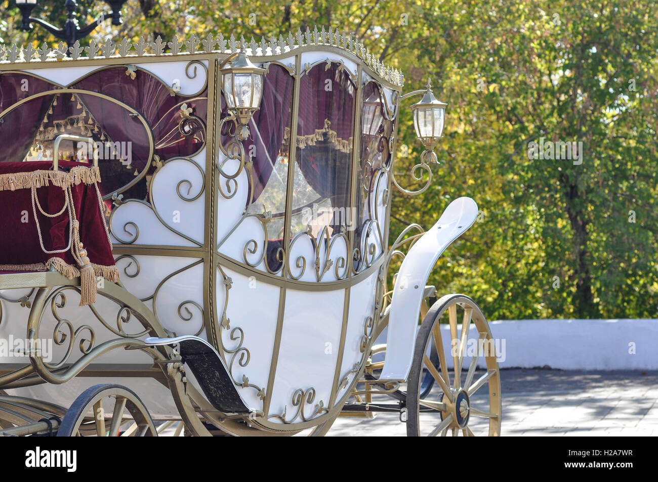 Wedding carriage to transport the bride and groom Stock Photo - Alamy