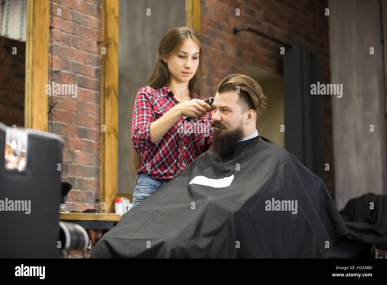 Female barber shaving hi-res stock photography and images - Alamy