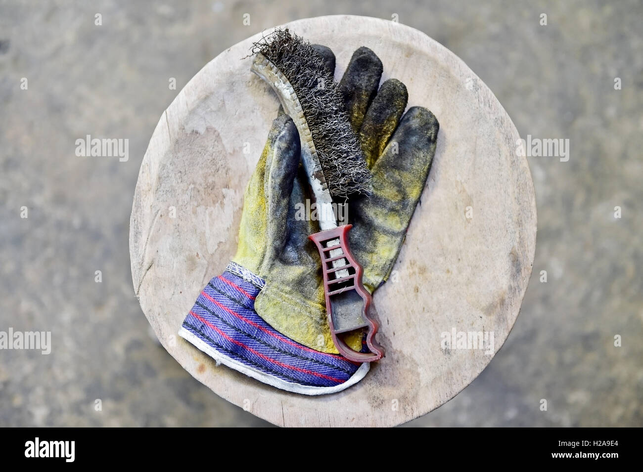 Dirty worker hi-res stock photography and images - Alamy