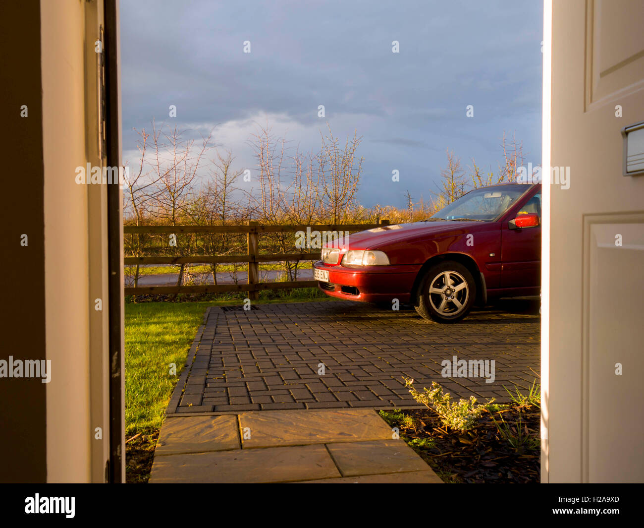 Front door open hi-res stock photography and images - Alamy