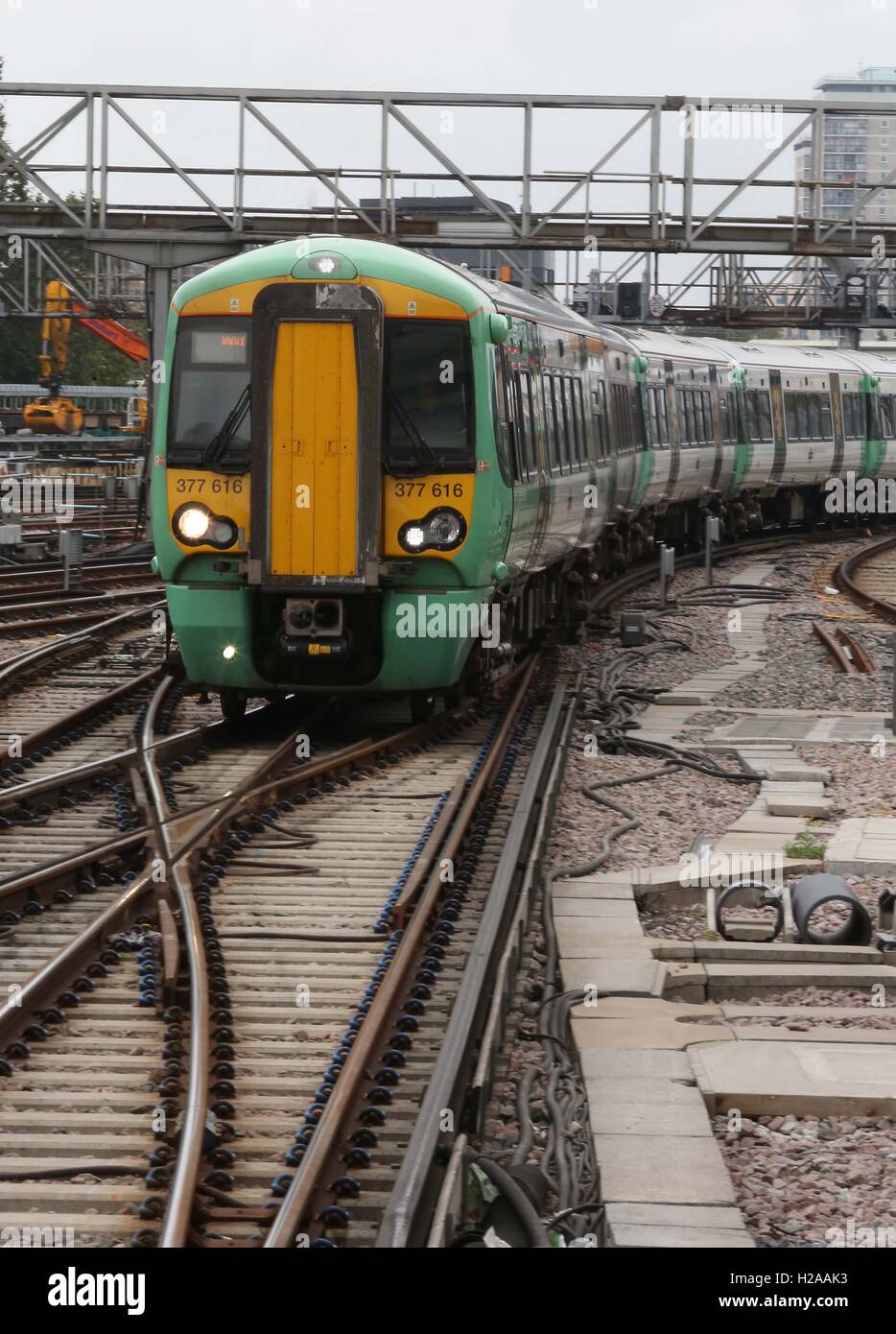 A southern arriving at london bridge train station in london hi-res ...