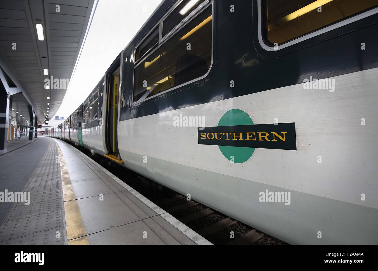 A Southern train at London Bridge train station in London Stock Photo ...