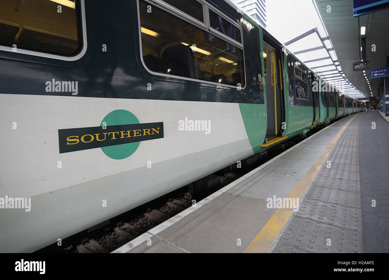A Southern train at London Bridge train station in London Stock Photo ...