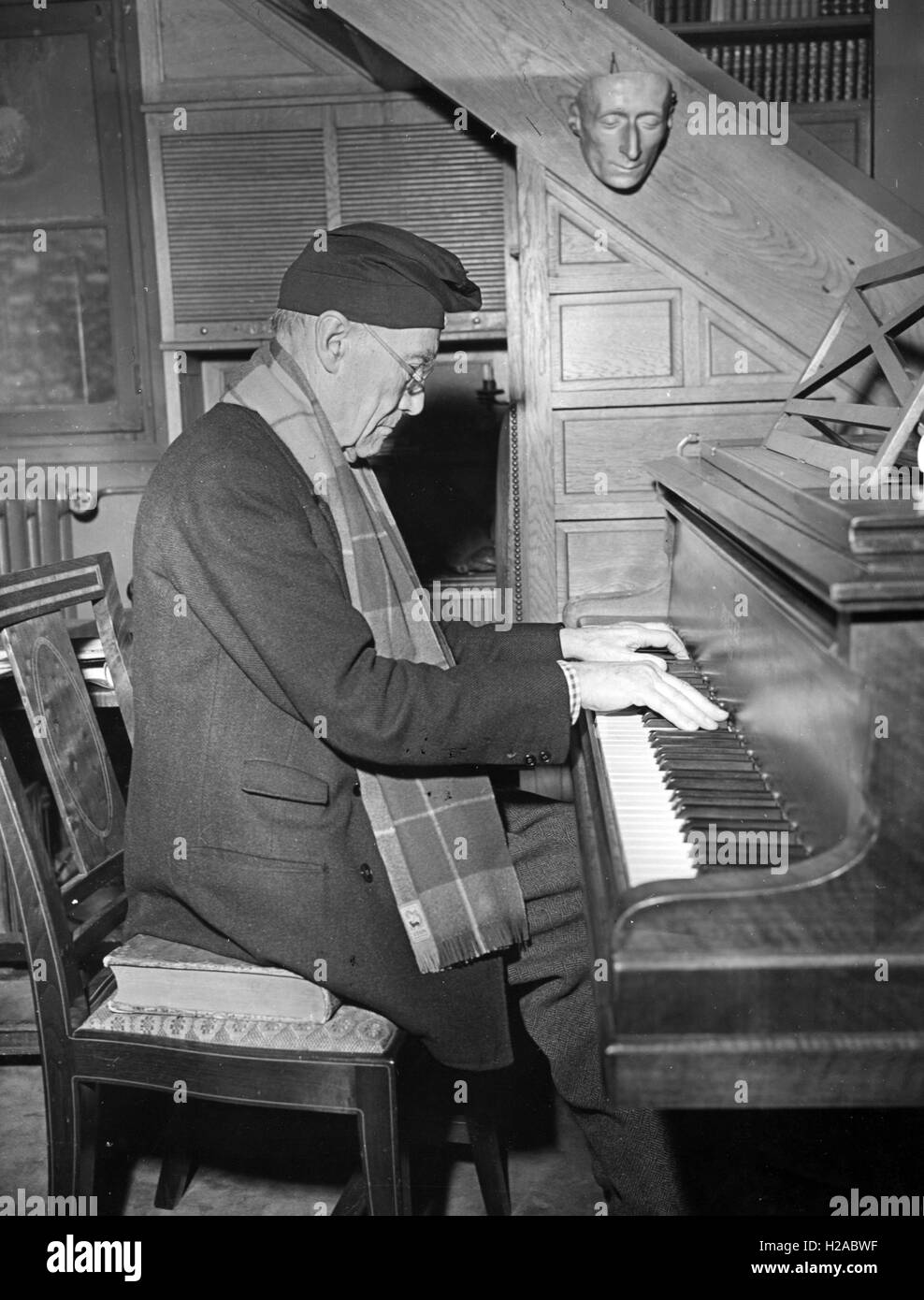 Death of writer Black and White Stock Photos & Images - Alamy