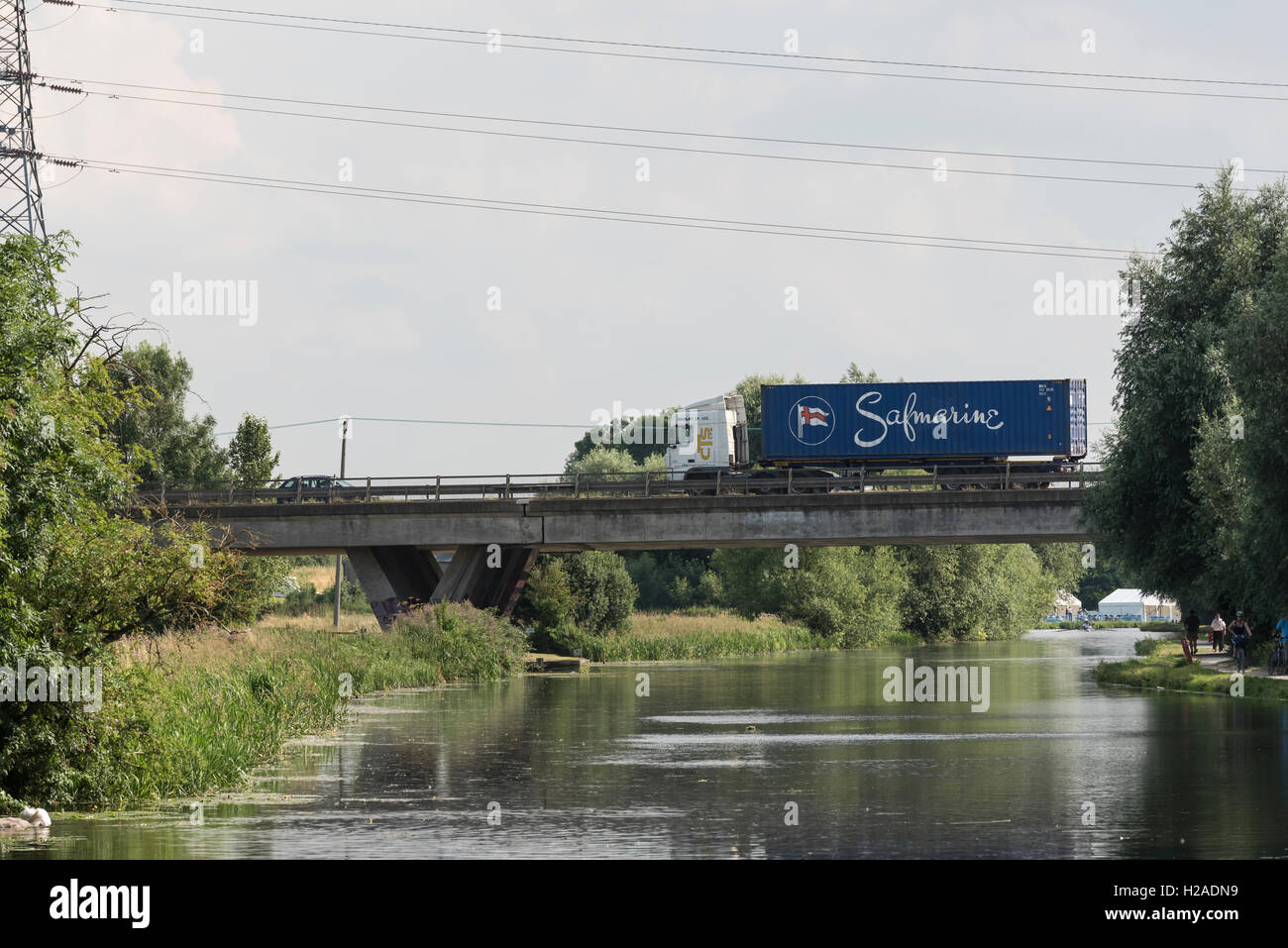 Car over bridge hi-res stock photography and images - Alamy