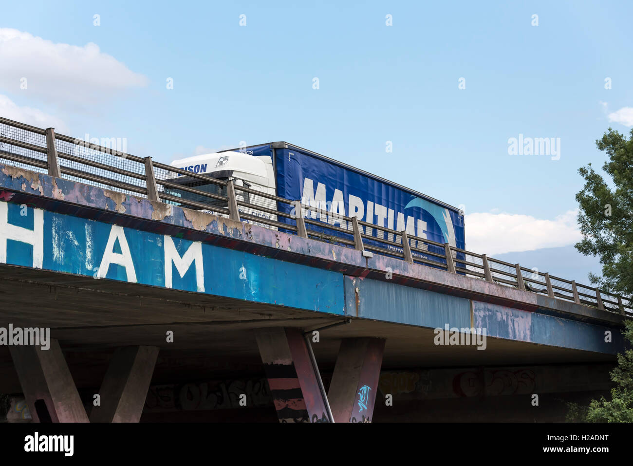 Lorry on A14 road bridge passing over river Cam Cambridge ...