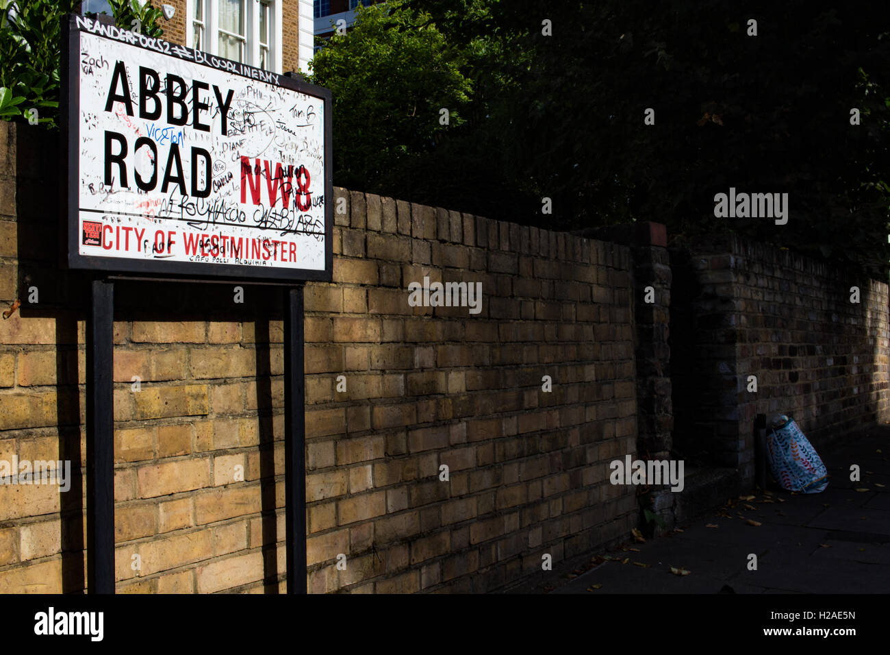 Abbey road sign hi-res stock photography and images - Alamy