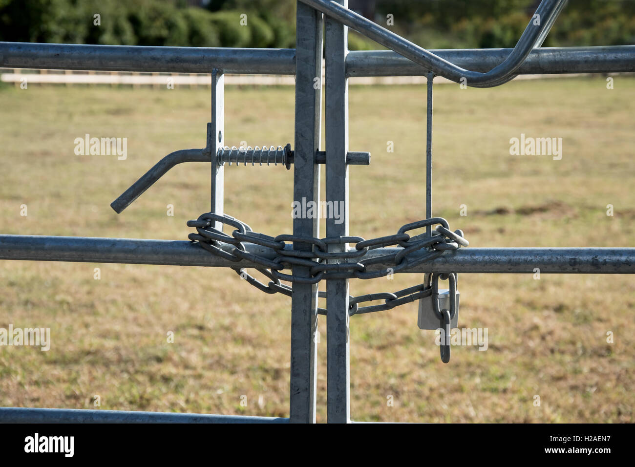 Locked metal gates hi-res stock photography and images - Alamy