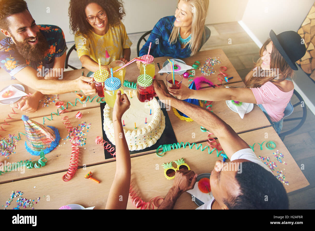 People sitting around birthday cake hi-res stock photography and images ...