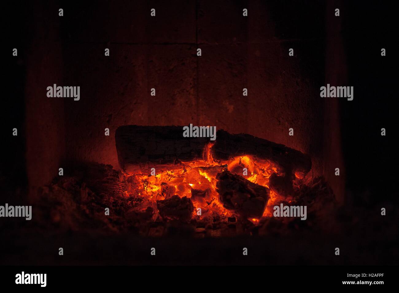 Glowing log in a fireplace Stock Photo - Alamy