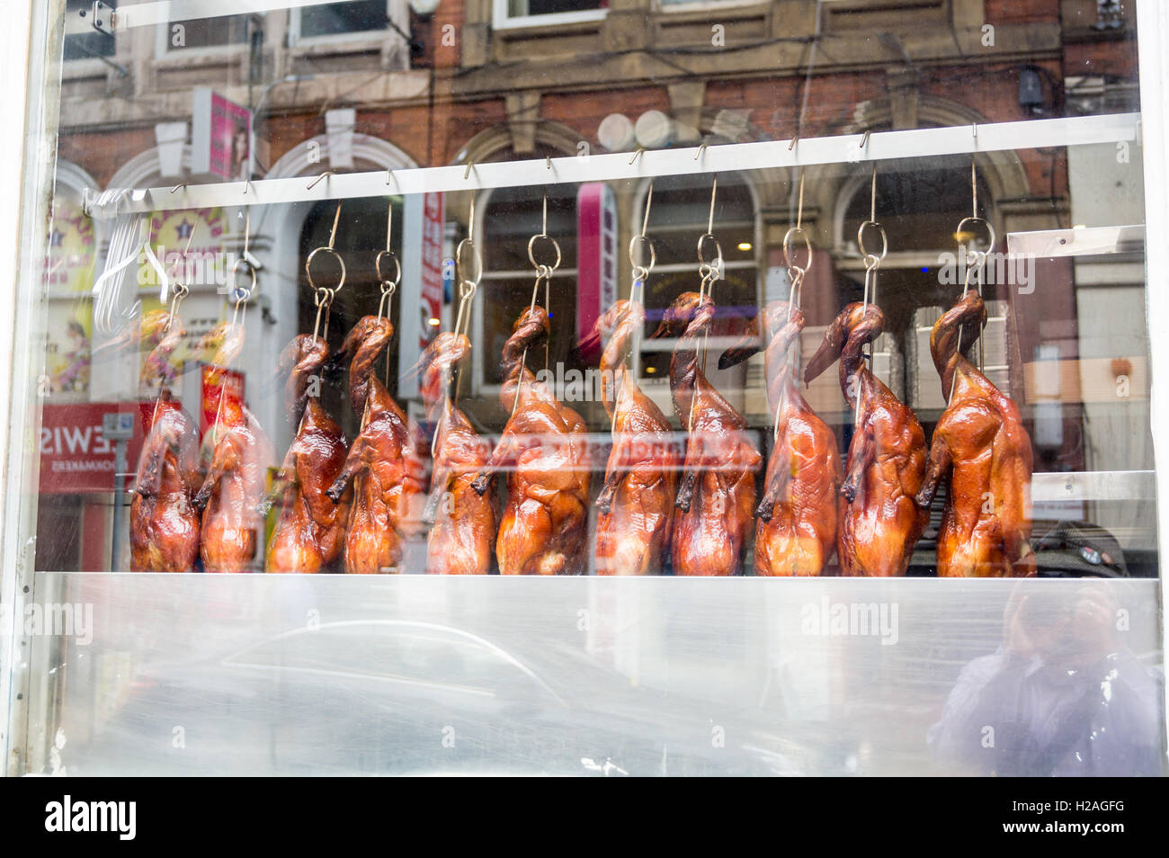 Roast duck in restaurant window hi-res stock photography and images - Alamy