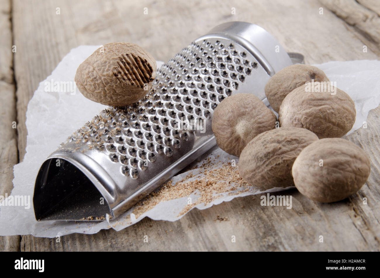 grated nutmeg and powder on paper Stock Photo - Alamy