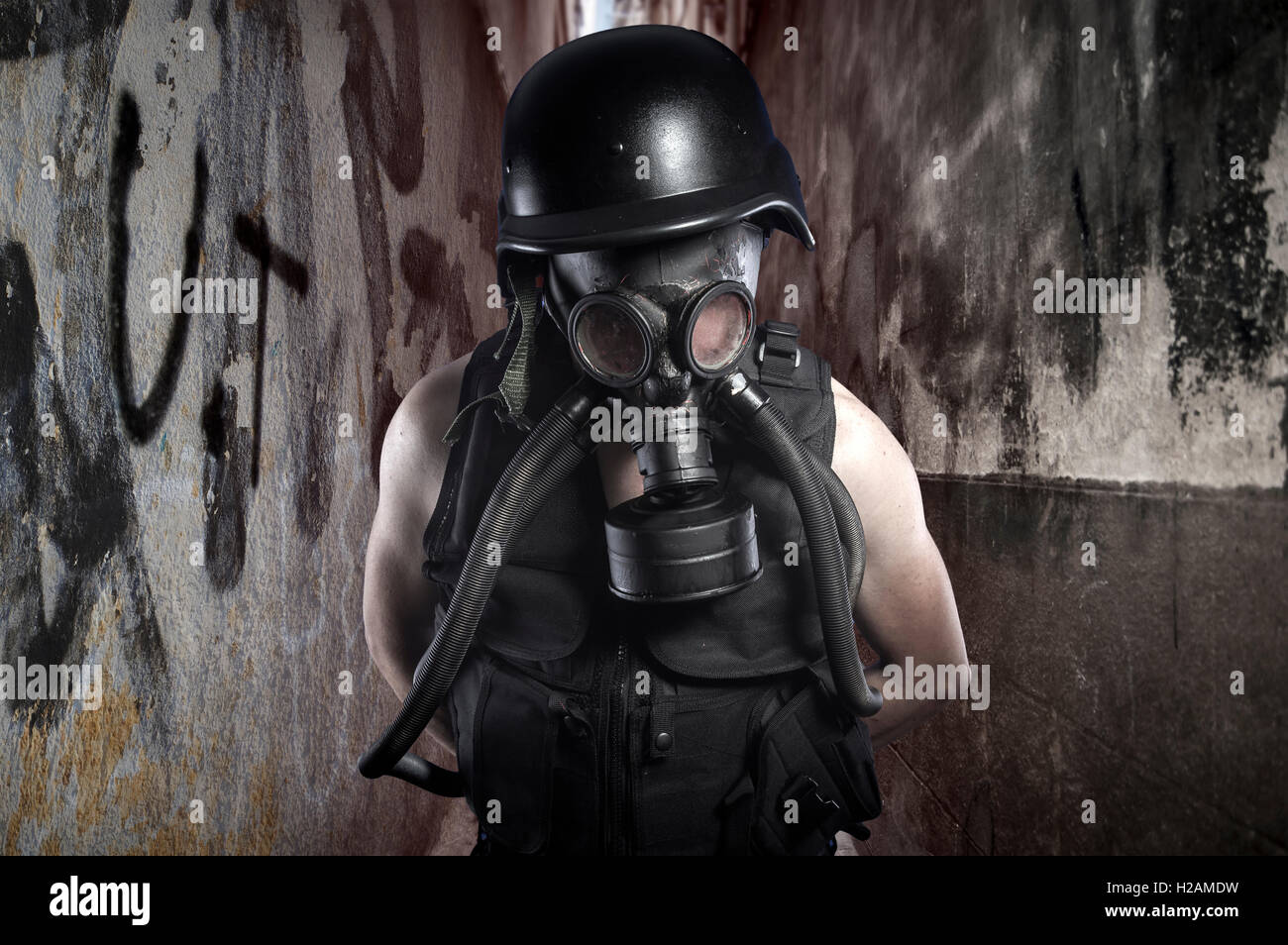 Survival.Environmental disaster. Post apocalyptic survivor in ga Stock ...