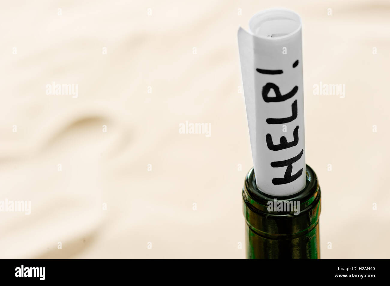 note with the word help in the sand on the island Stock Photo - Alamy