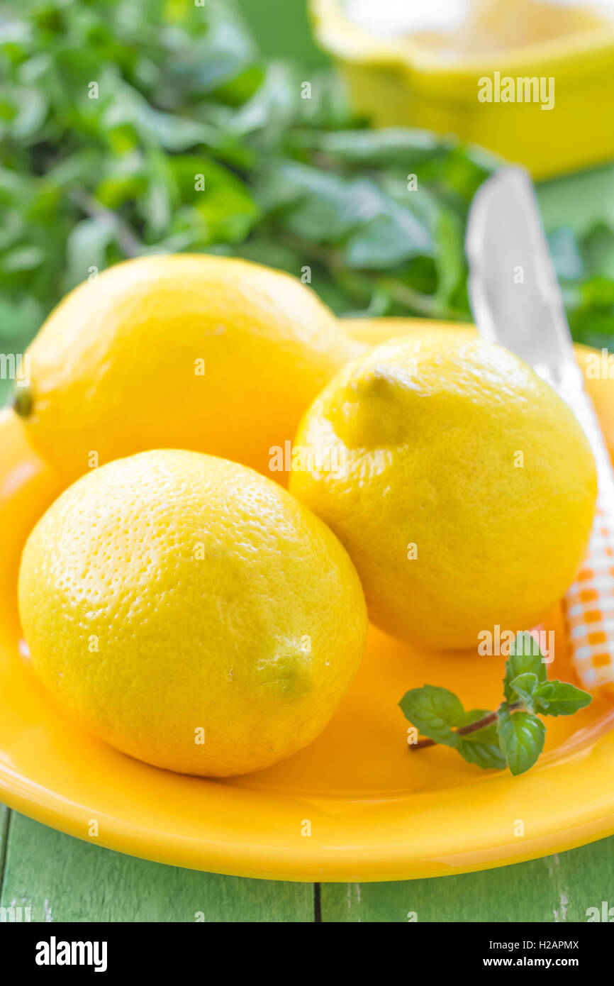 Lemons and mint Stock Photo - Alamy