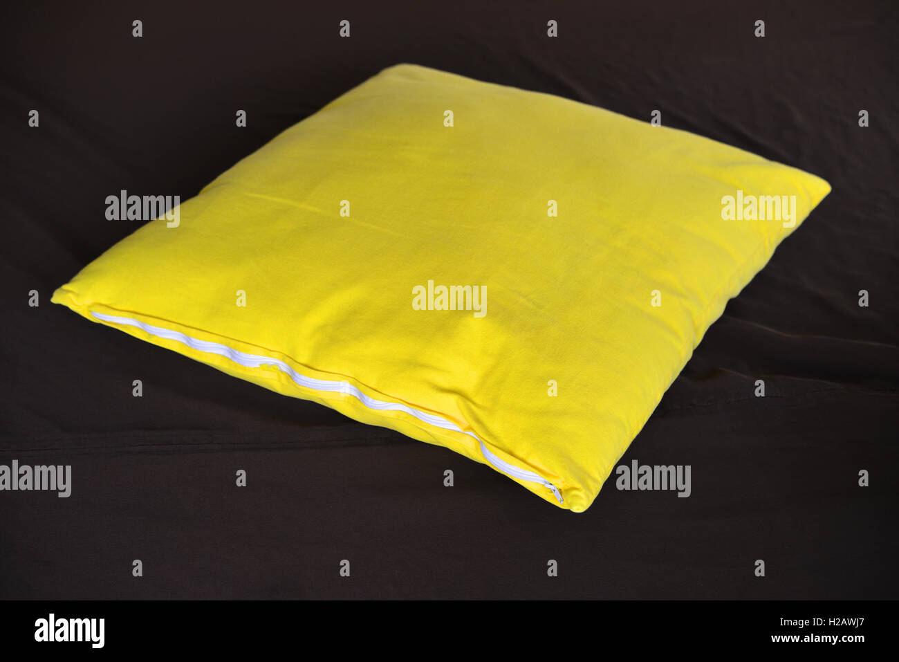 Yellow pillow hi-res stock photography and images - Alamy