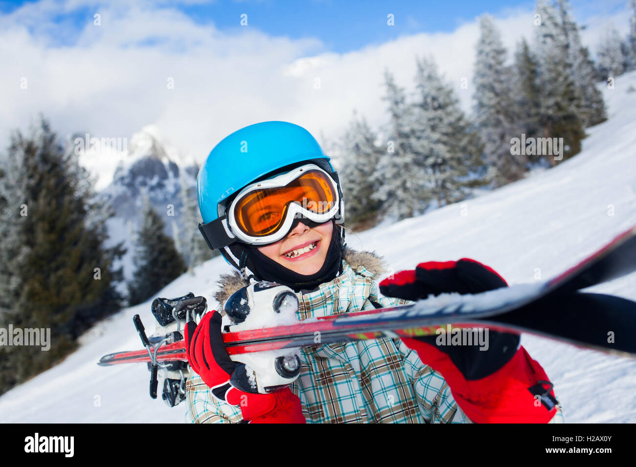 Happy young skier Stock Photo - Alamy