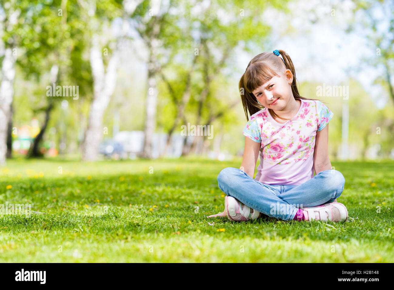 portrait of a smiling girl in a park Stock Photo - Alamy