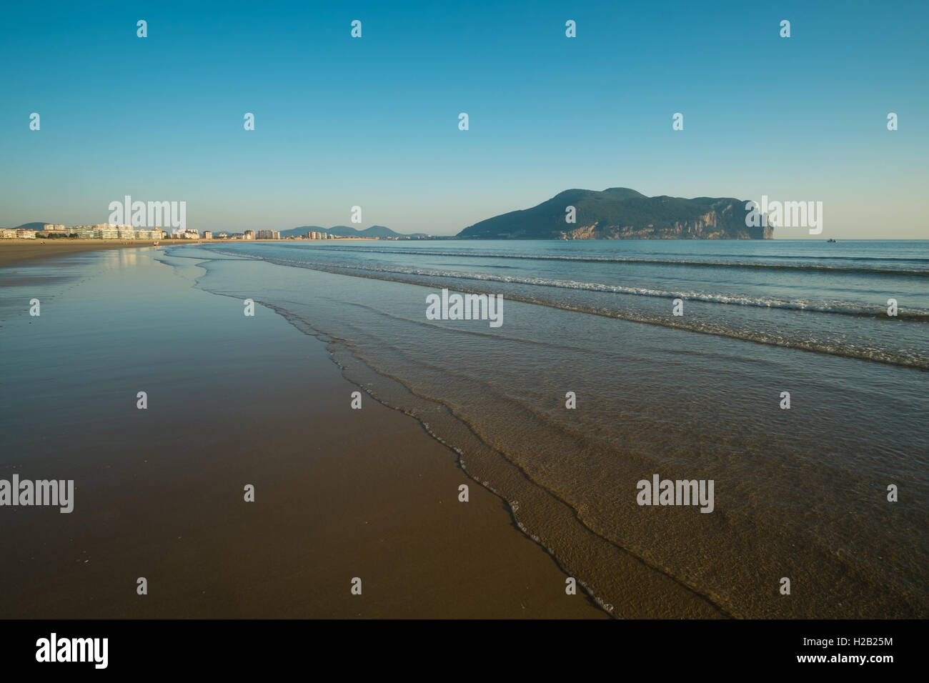 Laredo resort beach in Cantabria, Spain, at low tide Stock Photo - Alamy