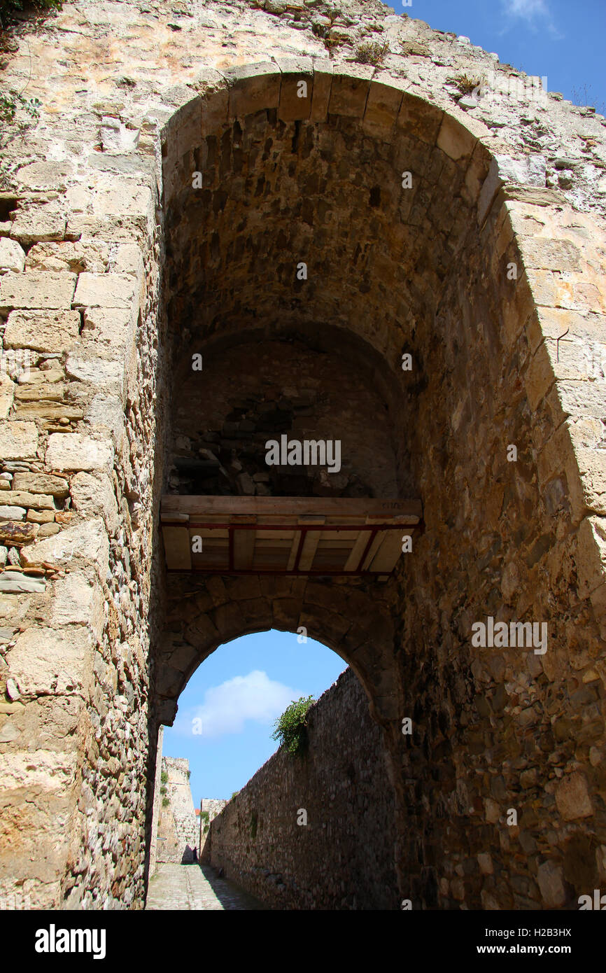 Castle door ruins hi-res stock photography and images - Alamy