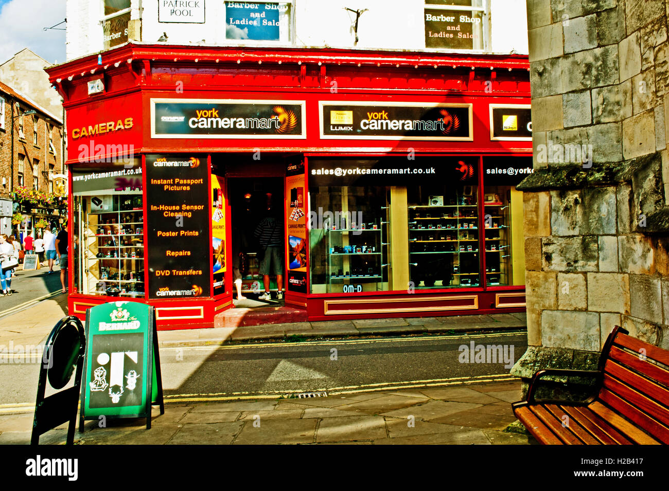 Camera shops hi-res stock photography and images - Alamy