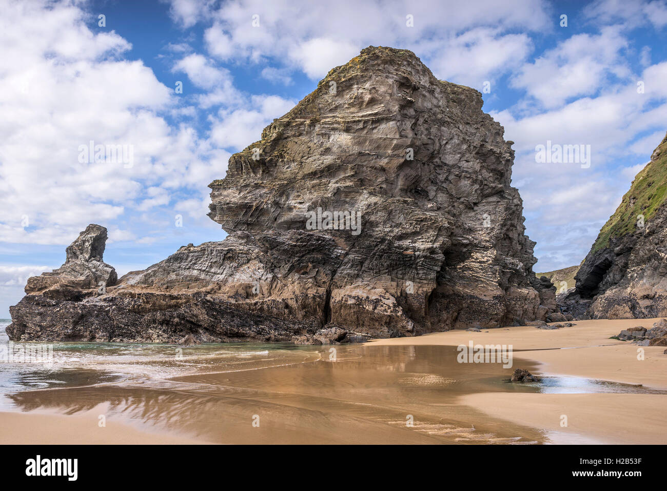 One of the iconic rock stacks exposed at low tide at Bedruthan Steps in ...