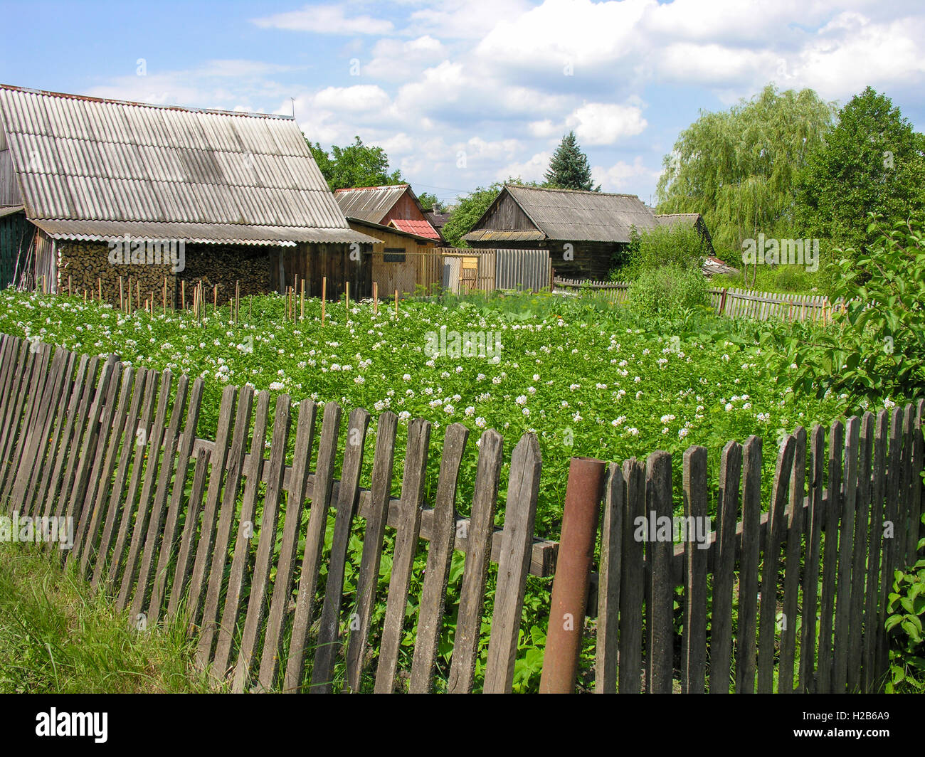 Street through house hi-res stock photography and images - Alamy
