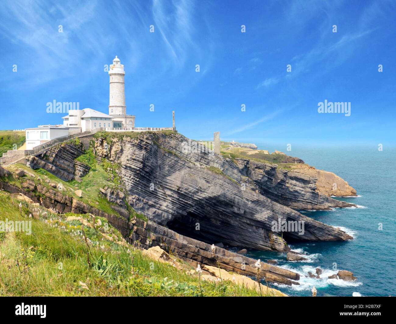 Lighthouse on rocks sea hi-res stock photography and images - Alamy