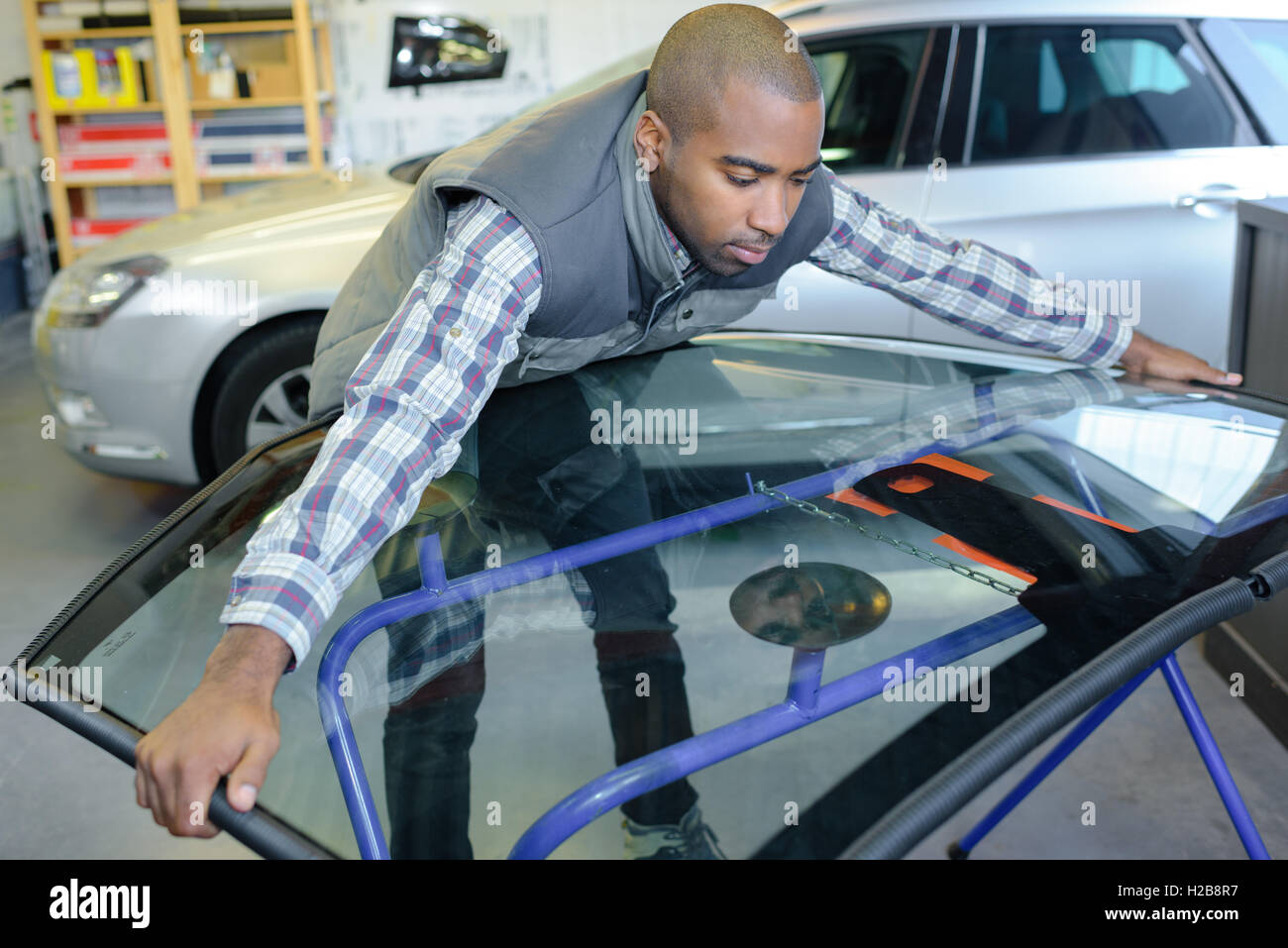 Windshield glass repair replacement shop hi-res stock photography and ...