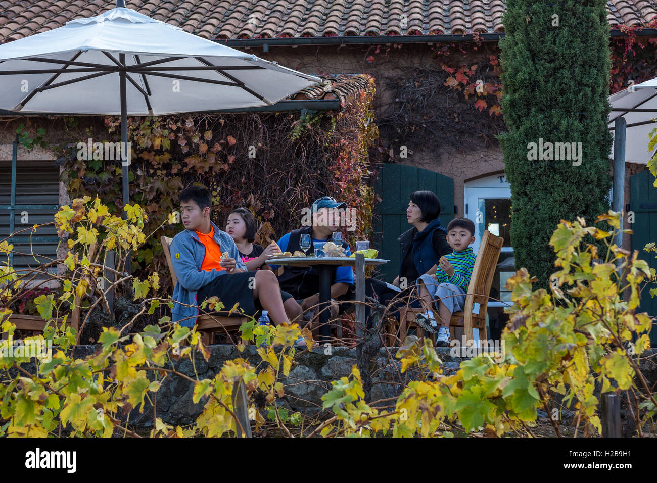 Asian people eating outdoor hi-res stock photography and images - Alamy