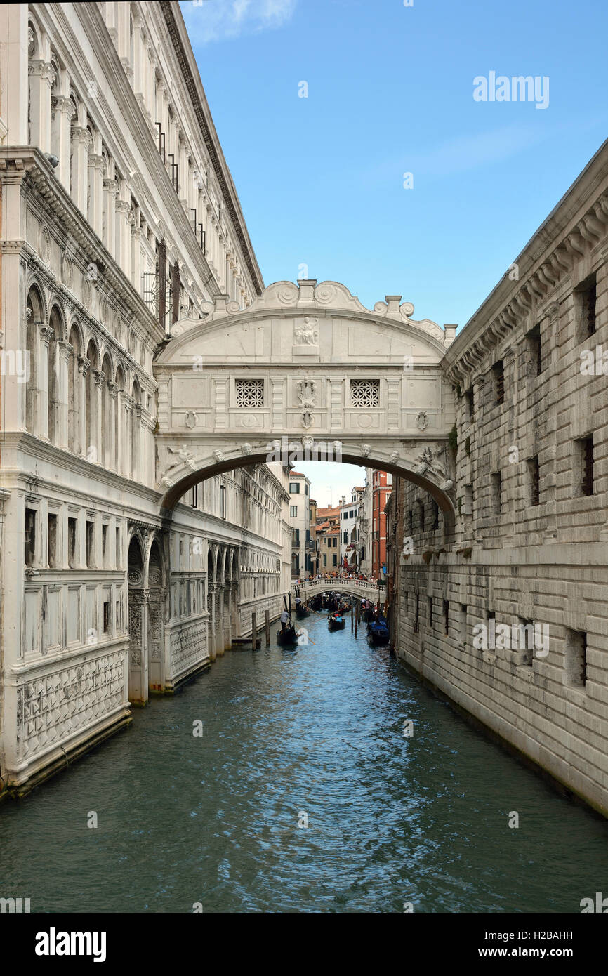 Bridge of Sighs between the Doge's Palace and the prison Prigioni Nuove ...