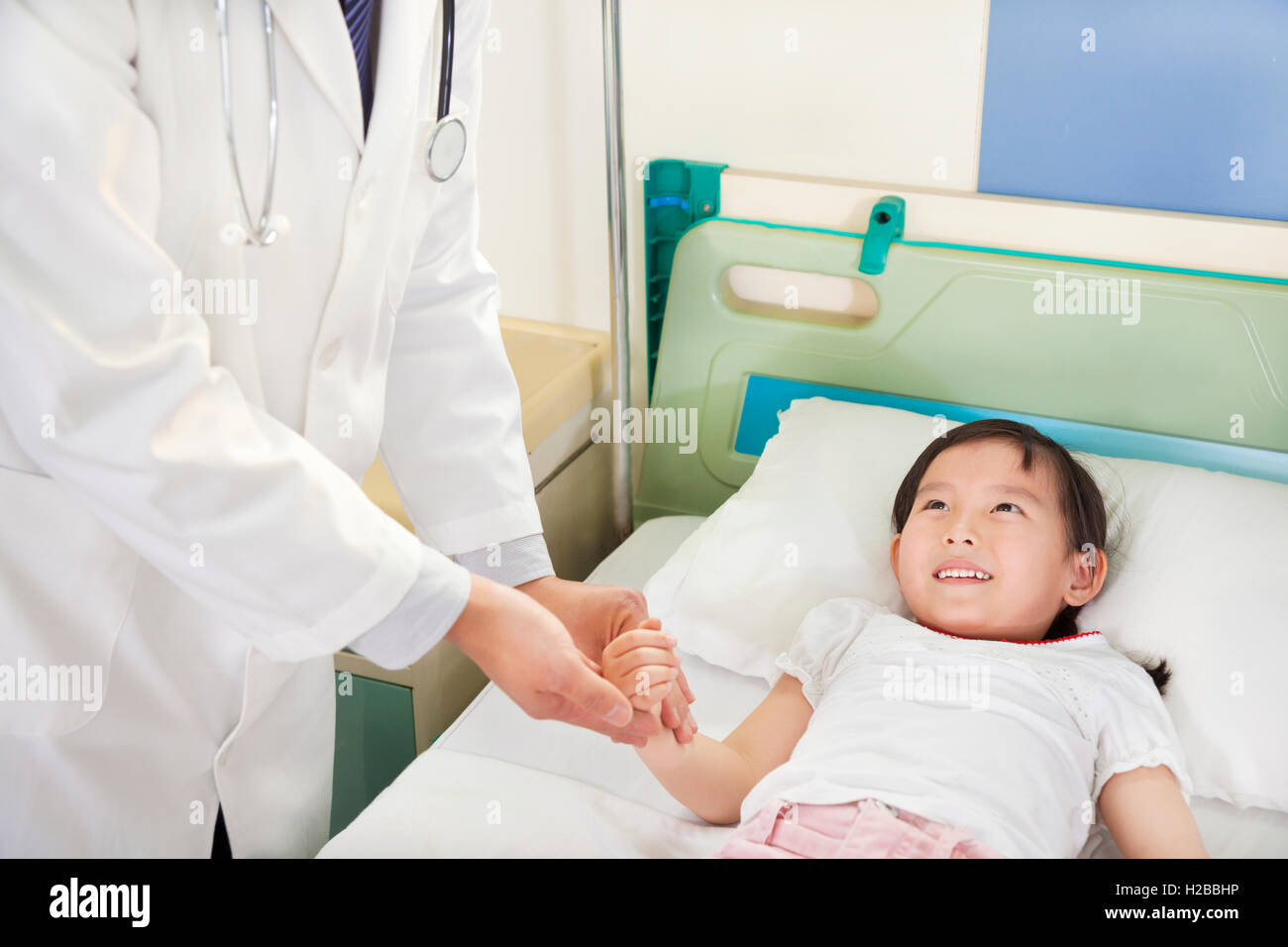 Doctor Visiting Child Patient On Ward Stock Photo - Alamy