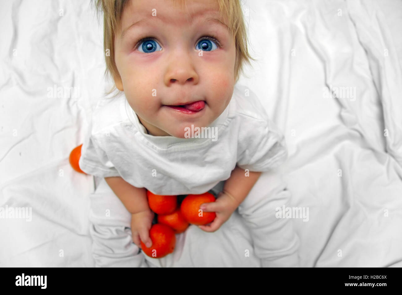 little boy with oranges Stock Photo - Alamy