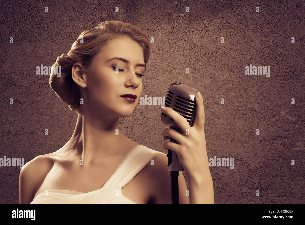 attractive female singer with microphone Stock Photo - Alamy