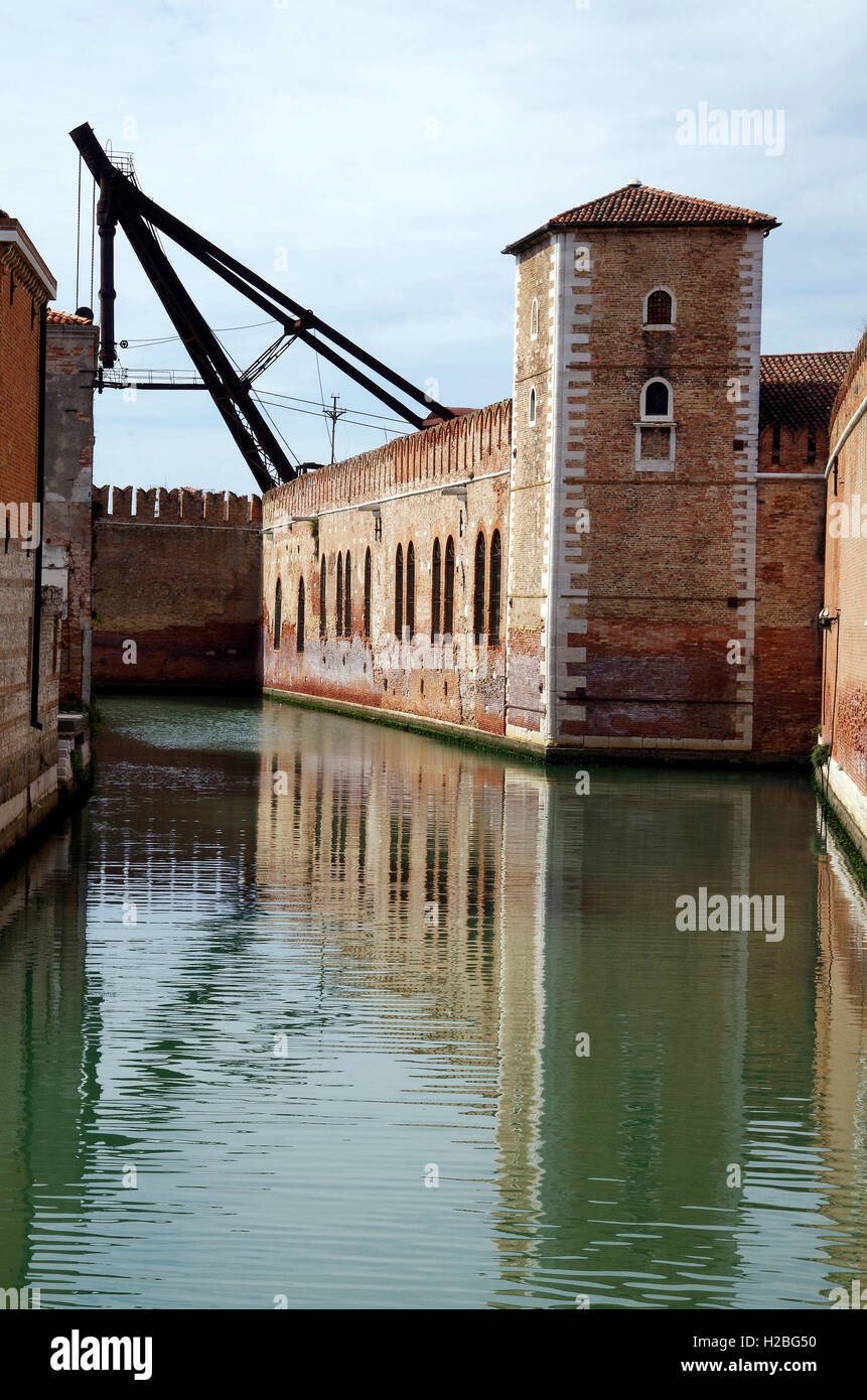 High perimeter brick wall hi-res stock photography and images - Alamy