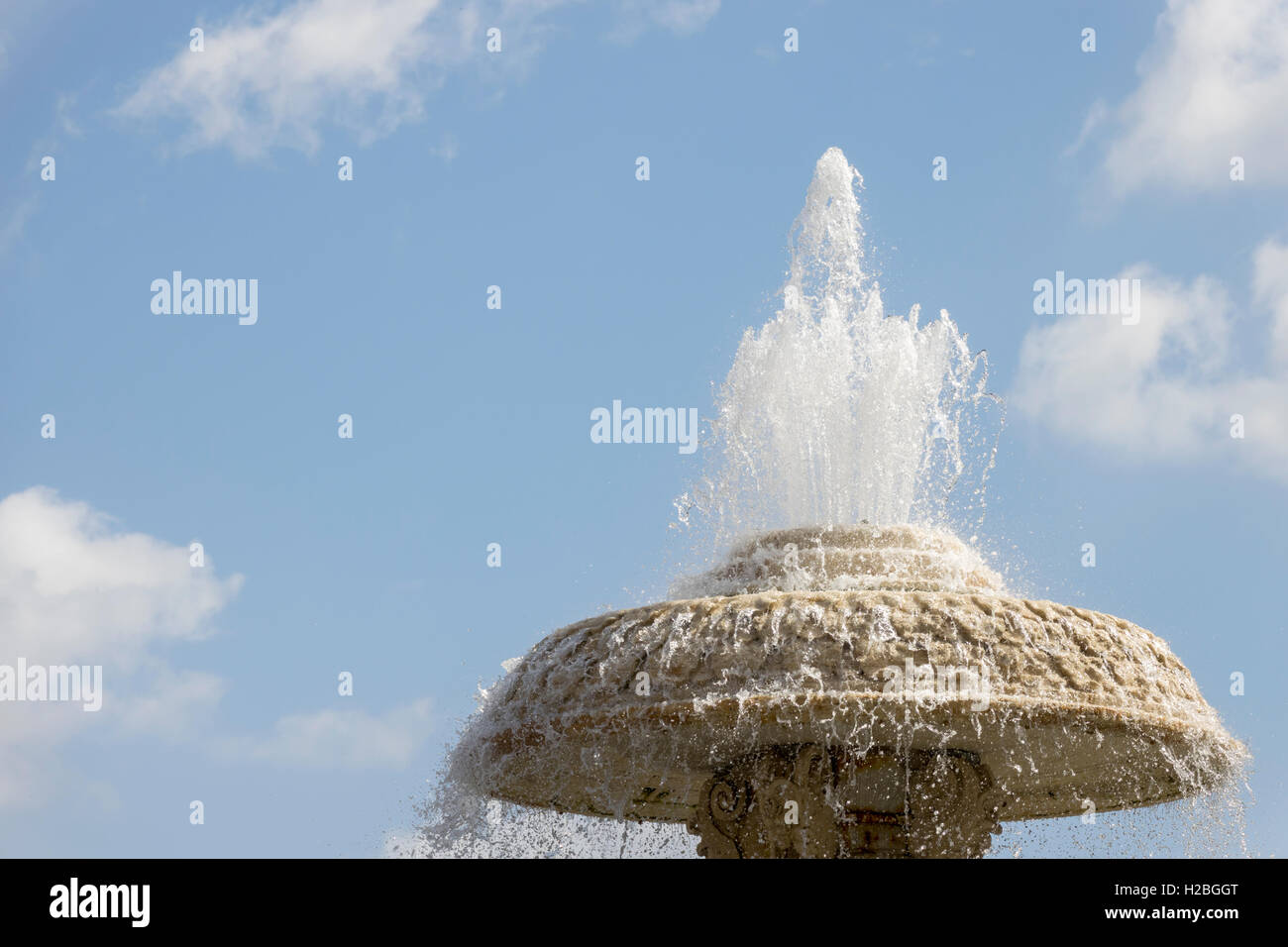Living fountain hi-res stock photography and images - Alamy