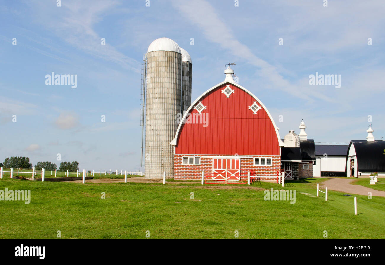 Vintage Wisconsin dairy farm with traditional red barn and silo's Stock ...