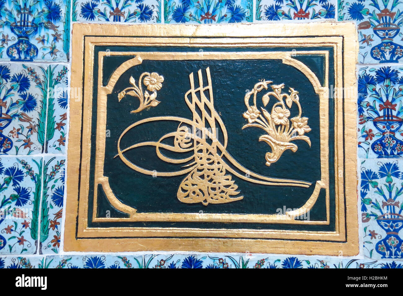 Arabic script, named tughra, in a Ottoman tiles. Topkapi Palace ...